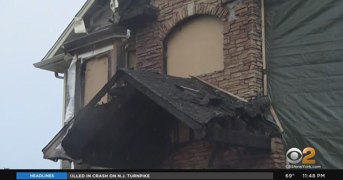 Amazon delivery driver lauded as hero for running into burning home to save family - CBS New York