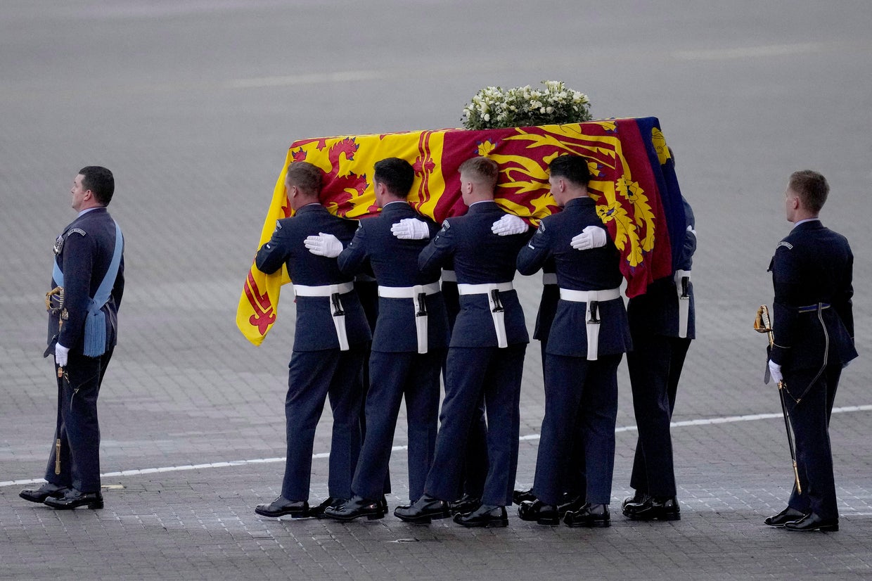 Queen Elizabeth II's coffin arrives at London's Buckingham Palace - CBS ...