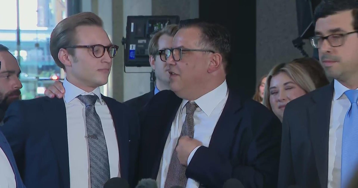 Former R. Kelly business manager Derrel McDavid acquitted - CBS Chicago