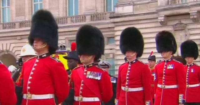 Queen Elizabeth honored with grand procession through London - CBS News