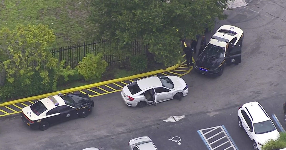 Two-county police pursuit ends in bailout, one arrest in Lauderhill - CBS Miami