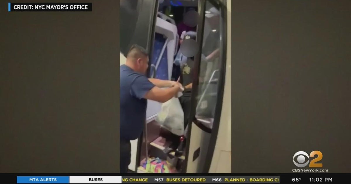 NYC officials reassessing how to cope with influx of asylum seekers - CBS New York