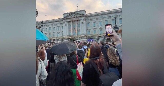 Crowd sings U.K. national anthem outside Buckingham Palace - CBS News