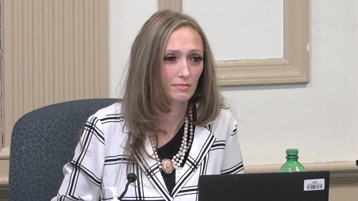 Riding student Lauren Kanarek is shot by her Olympian trainer Michael Barisone. Will he be found ...