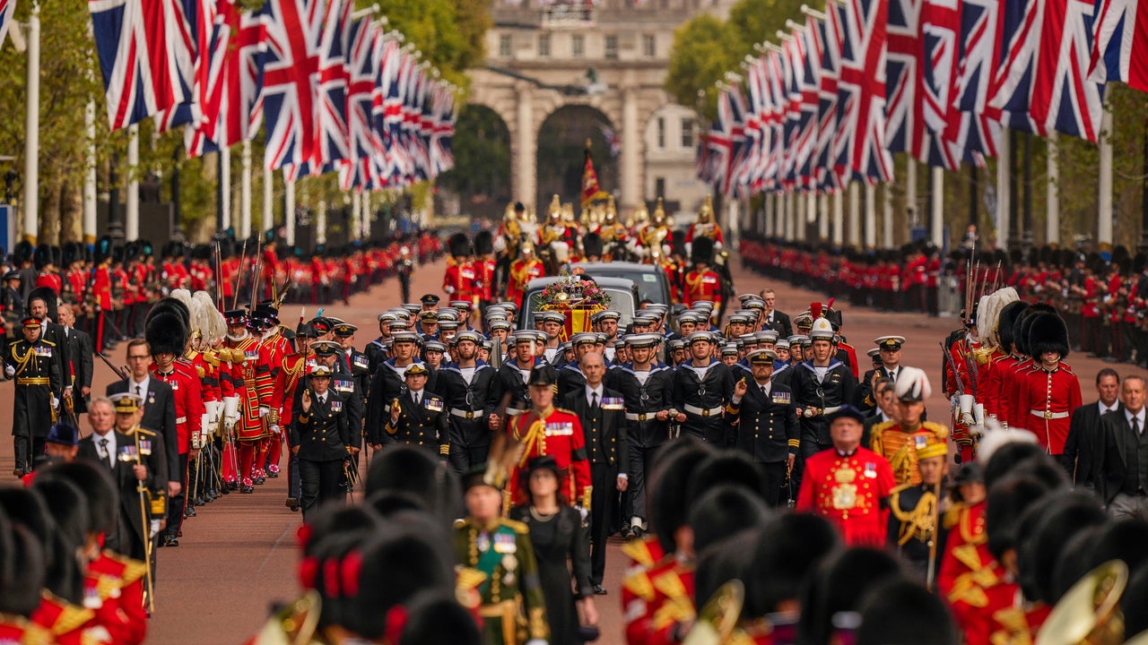 Queen Elizabeth II's final journey to Windsor after state funeral in ...