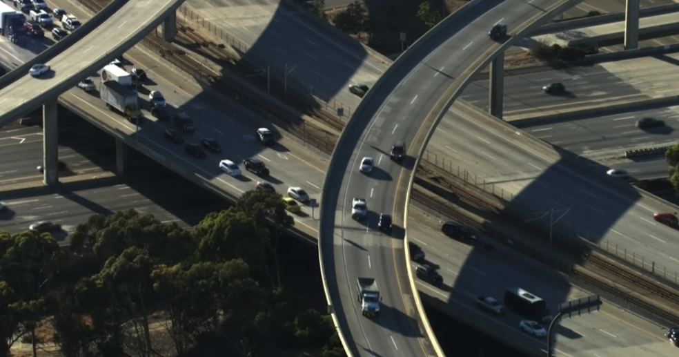 8 injured in multi-car crash on 105, 405 Freeway interchange in ...
