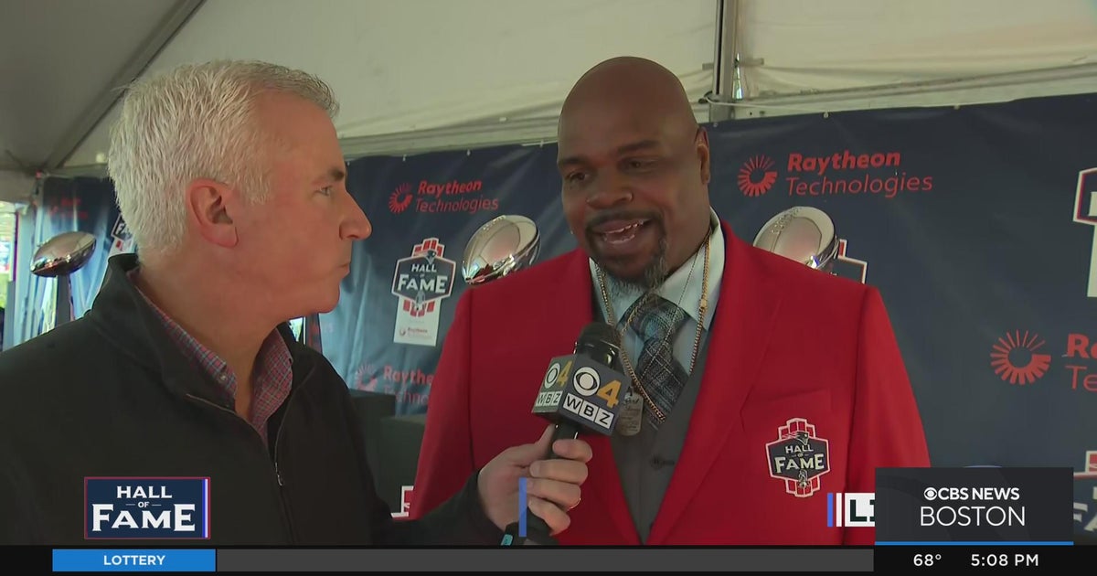 Vince Wilfork chats with Dan Roche, Mike Reiss after Patriots HOF ...