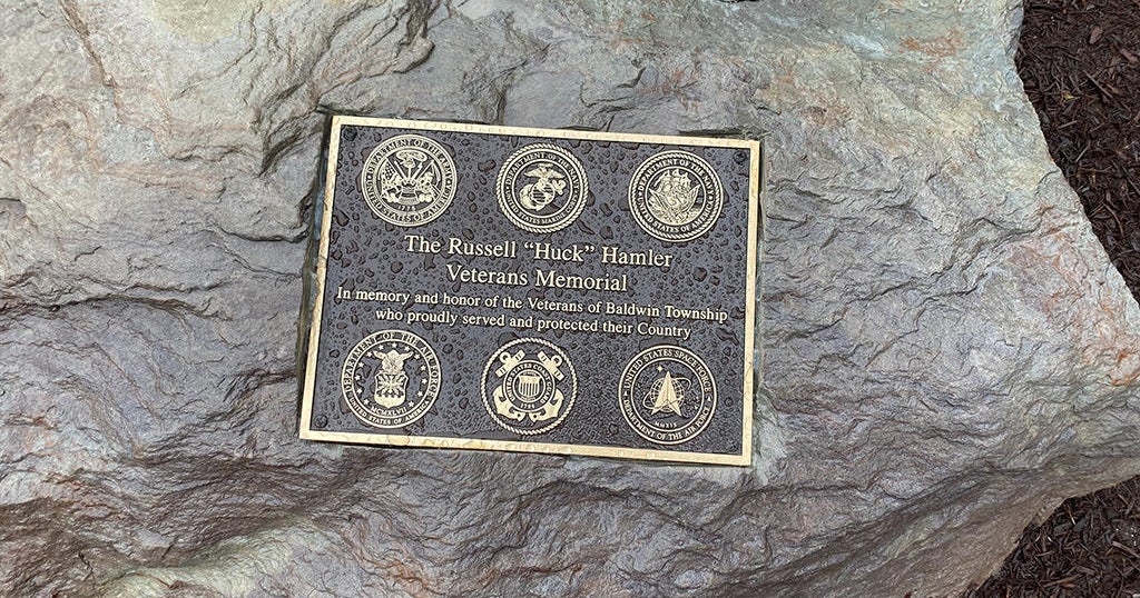 Memorial honors the service of 98-year-old WWII veteran Russell "Huck ...