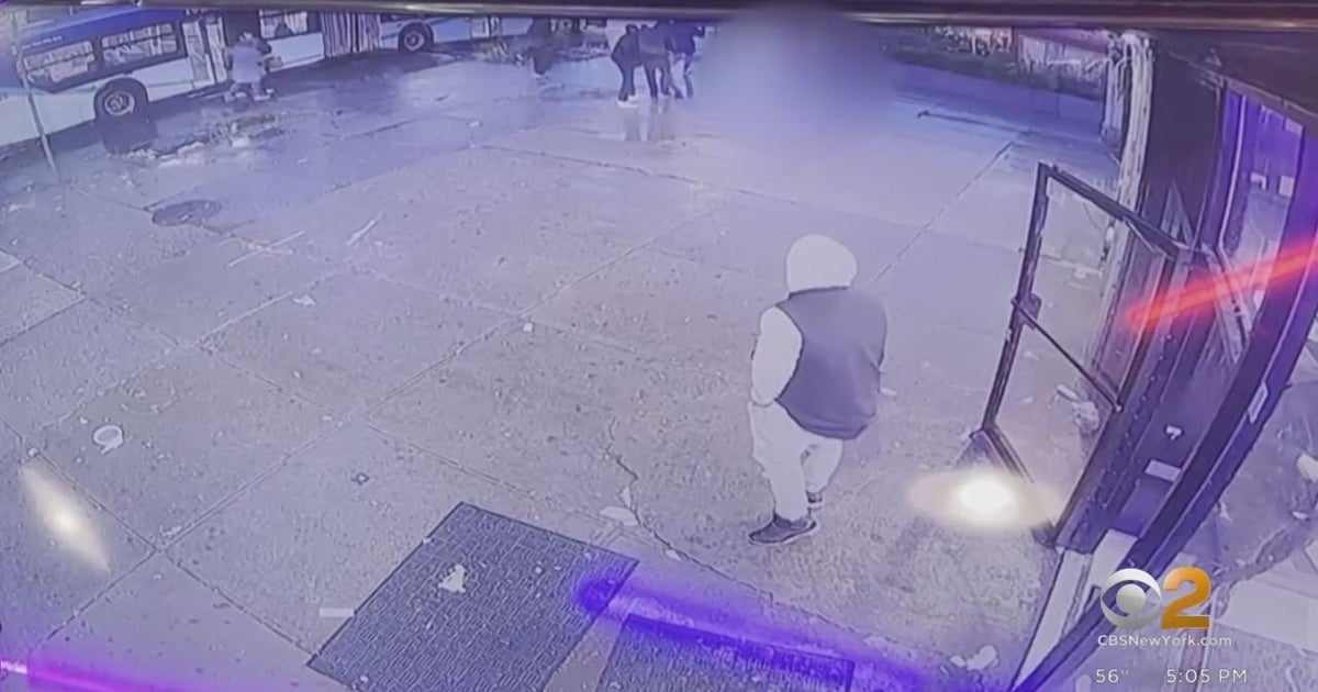 Surveillance video shows Harlem shooting that wounded 2 men - CBS New York