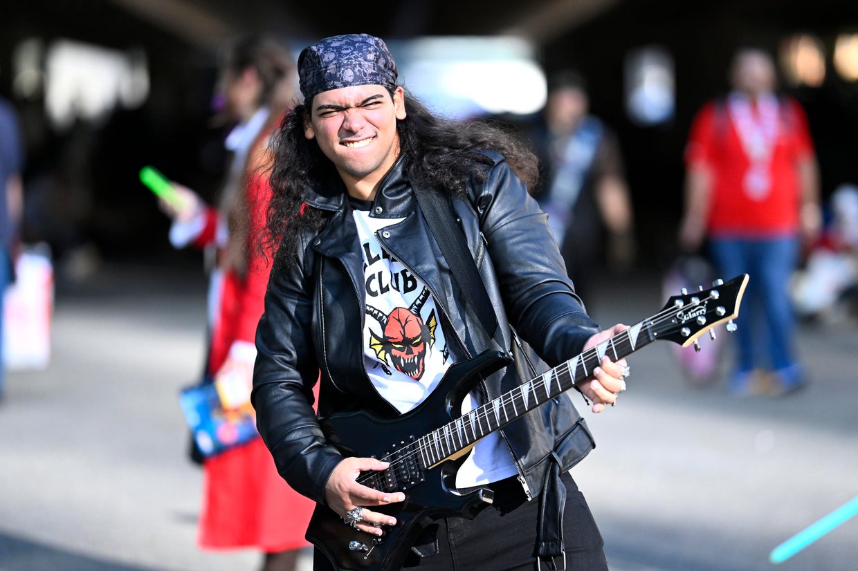 Cosplayers show off intricate costumes at New York Comic Con