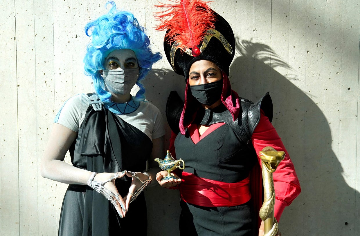 Cosplayers show off intricate costumes at New York Comic Con