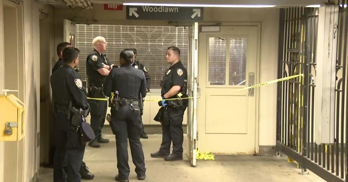 Subway rider dies, 2 wounded in stabbings, NYPD searching for suspects ...