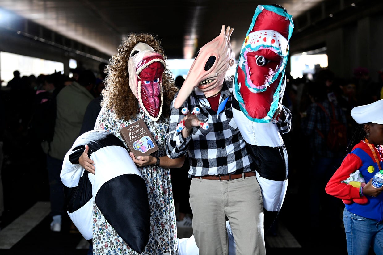 Cosplayers show off intricate costumes at New York Comic Con