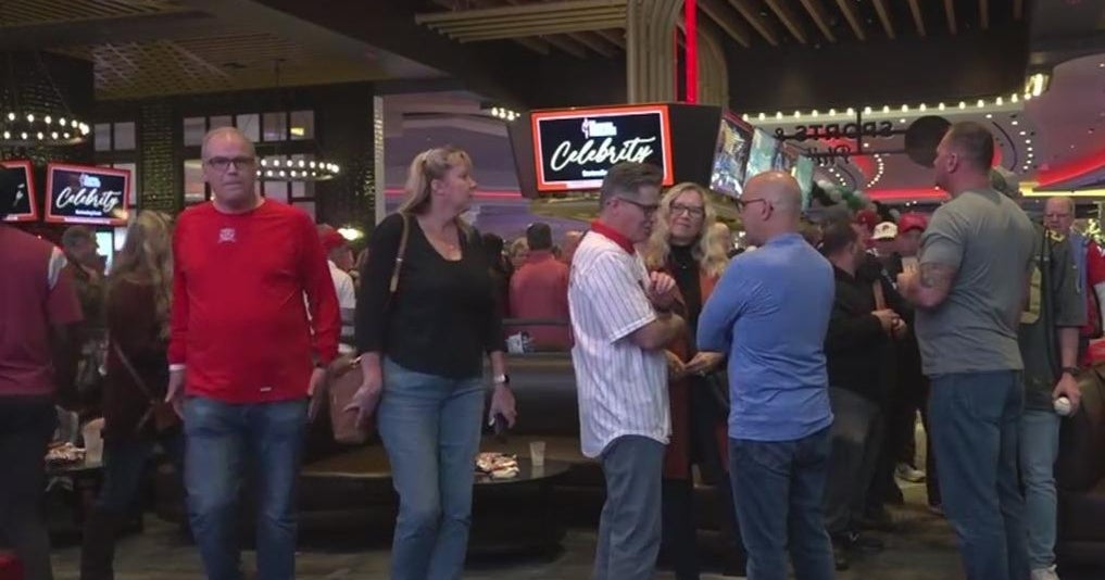 Hundreds of Phillies fans attend celebrity bartending event for Darren ...