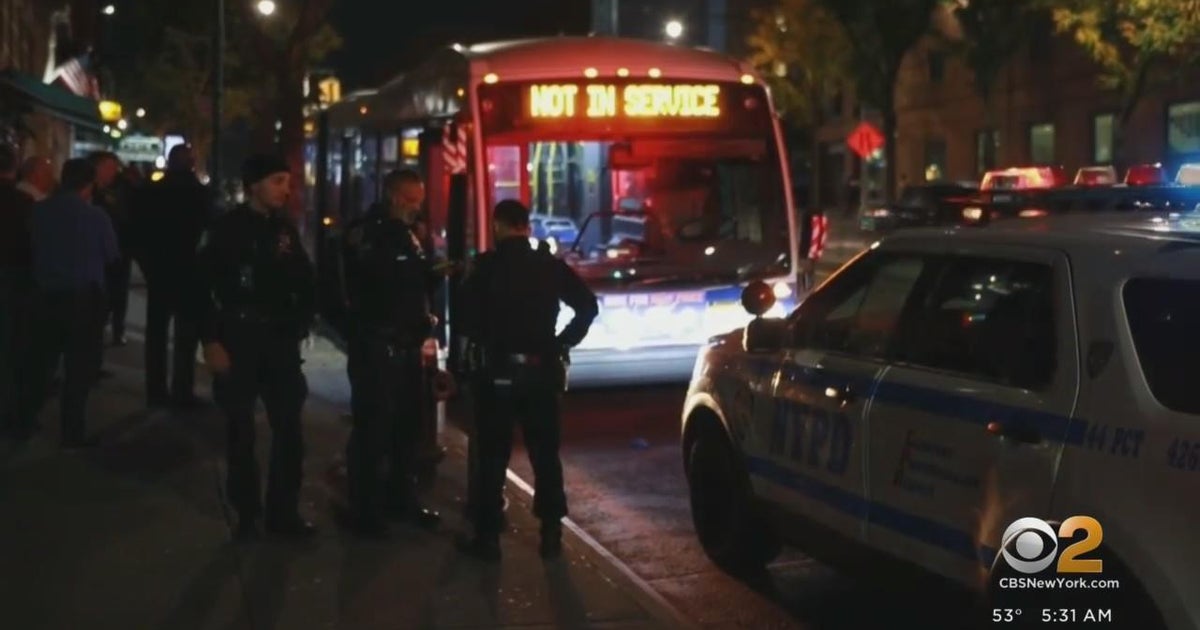 Man fatally stabbed aboard MTA bus - CBS New York