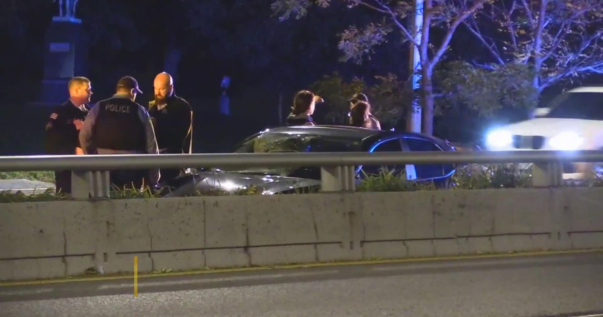 Man hit by car while crossing DuSable Lake Shore Drive - CBS Chicago