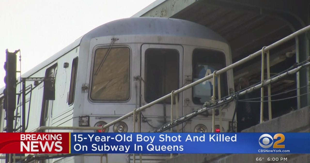 Queen subway station remains closed after teen shot on train - CBS New York