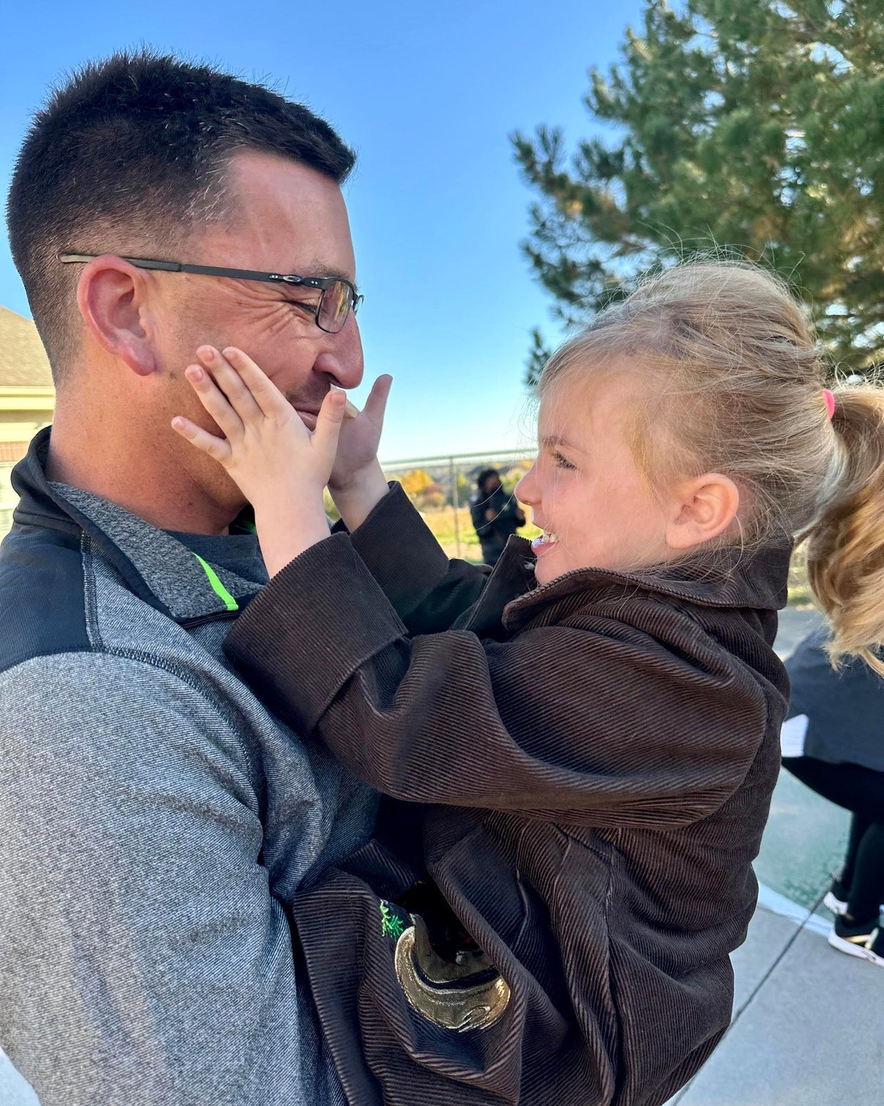 Emotional welcome home for dad, daughter after returning home from ...