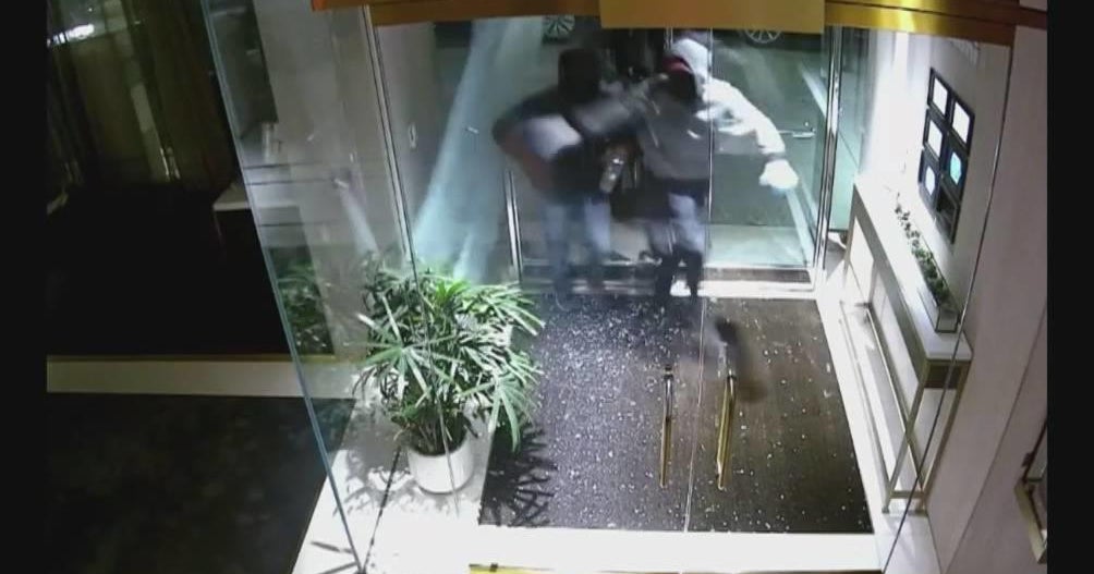 Caught On Video: Suspects smash into Cellini Jewelers in Manhattan, rob glass cases - CBS New York