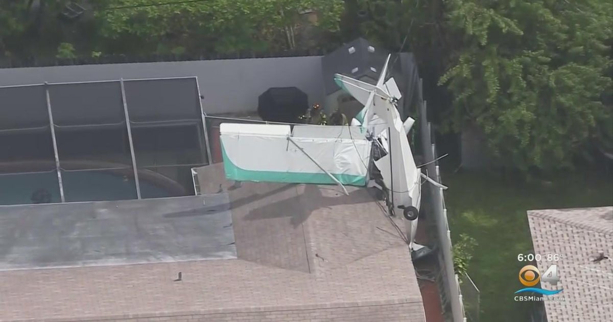 2 Killed When Small Plane Crashes Into Pembroke Pines Home Cbs Miami