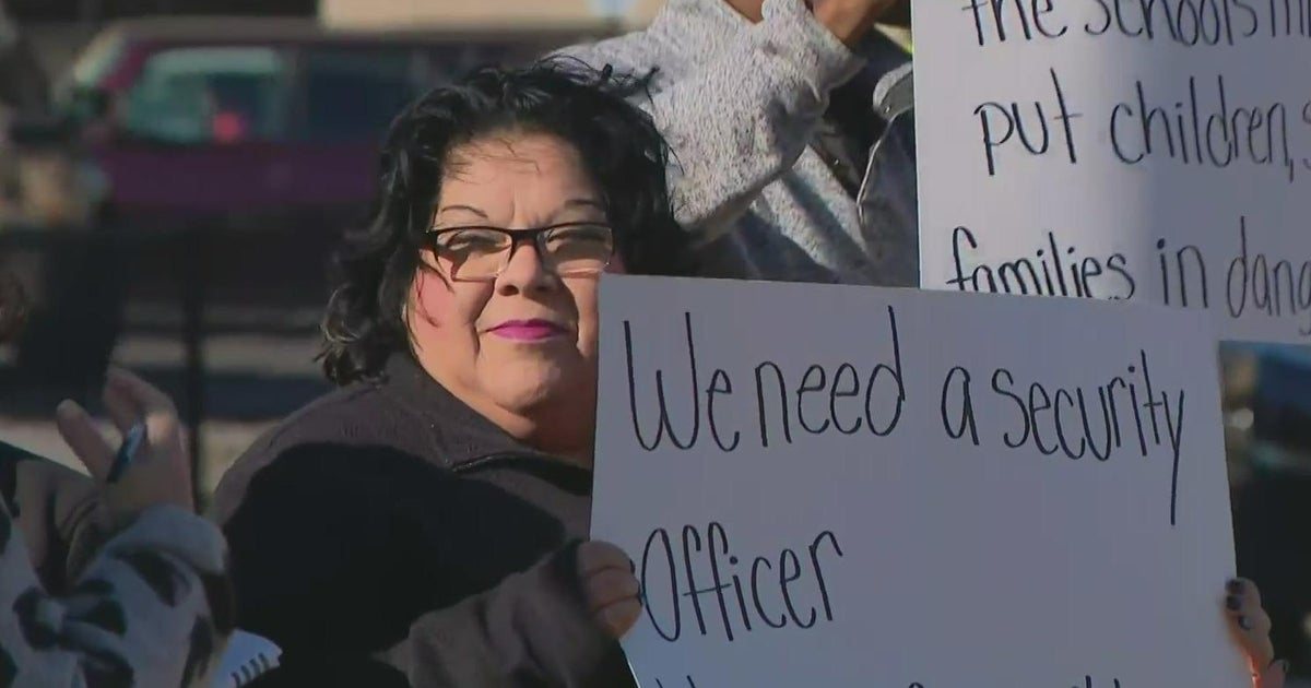 Parents take issue with East Chicago school's handling of teacher who ...