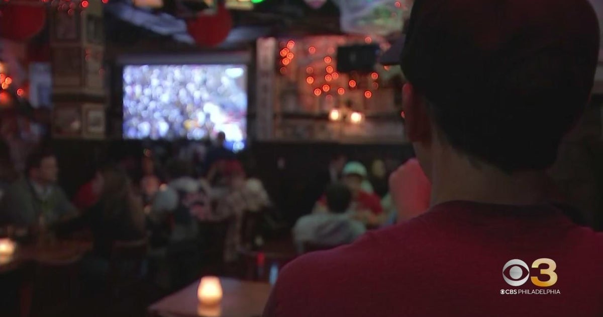 Philly bars packed with Phils fans rooting for their team - CBS ...