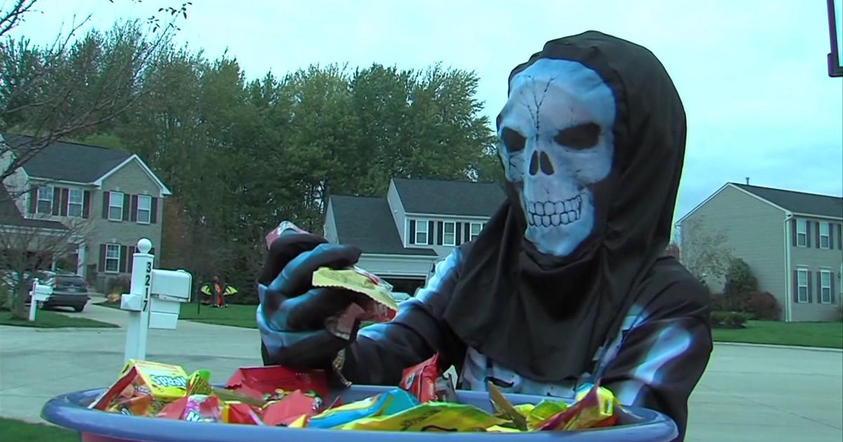 Experts offer Halloween safety tips for parents - CBS New York