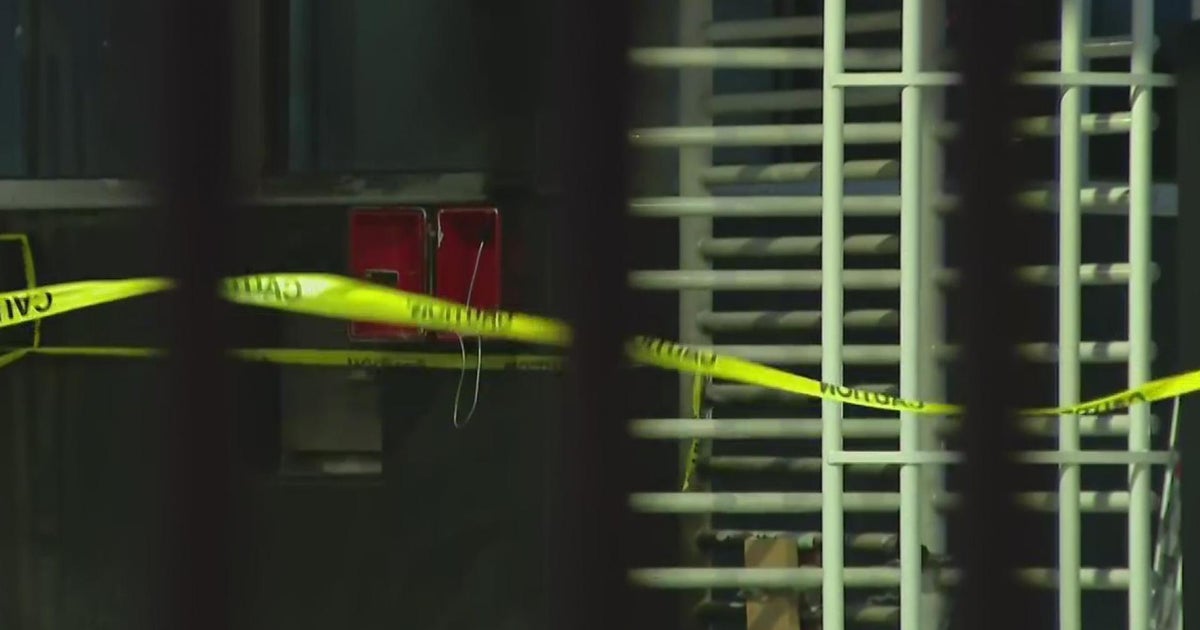 Chicago FBI headquarters guard shack set on fire - CBS Chicago