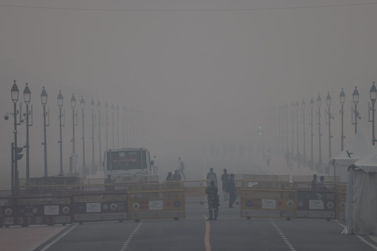 Toxic smog turns India's capital "into a gas chamber" - CBS News