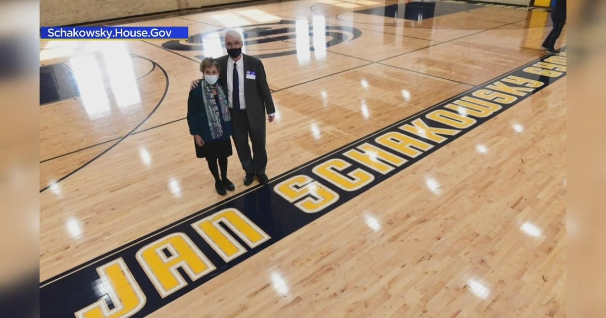 Sullivan High School in Rogers Park gets new gymnasium - CBS Chicago
