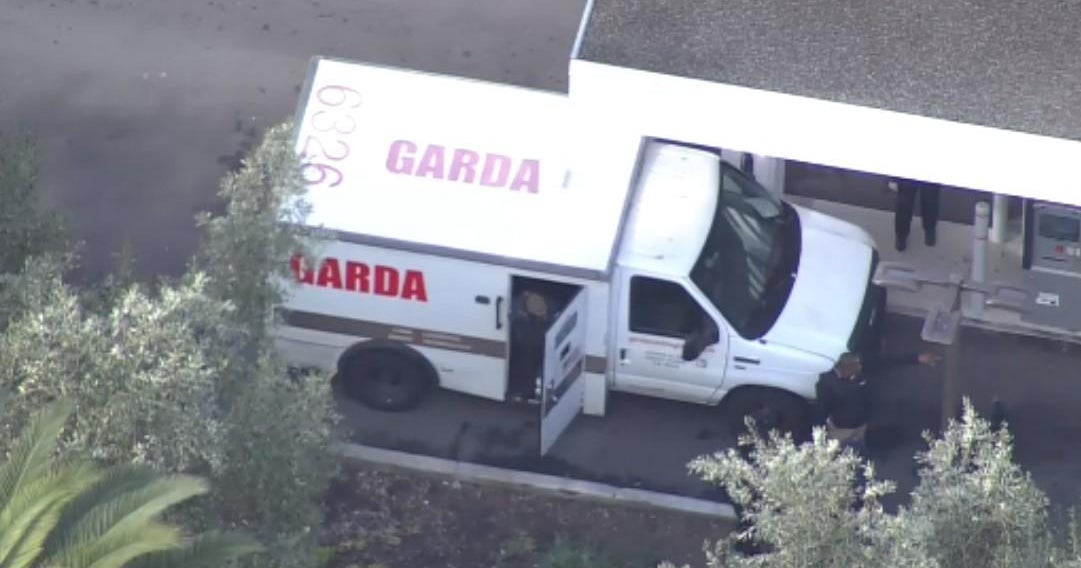 Raw video: Scene of armored car robbery in Oakland - CBS San Francisco