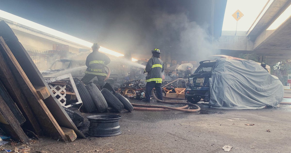 Fire under I-880 overpass sends black smoke over downtown Oakland - CBS ...