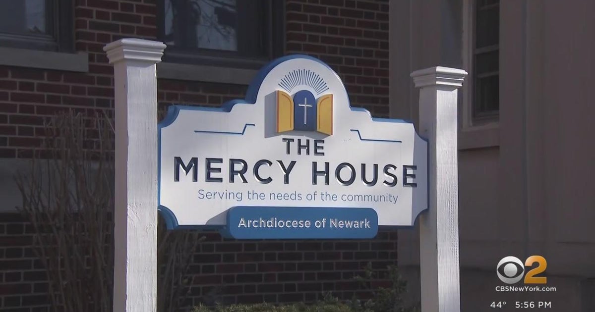 Archdiocese of Newark helping residents dealing with poverty - CBS New York