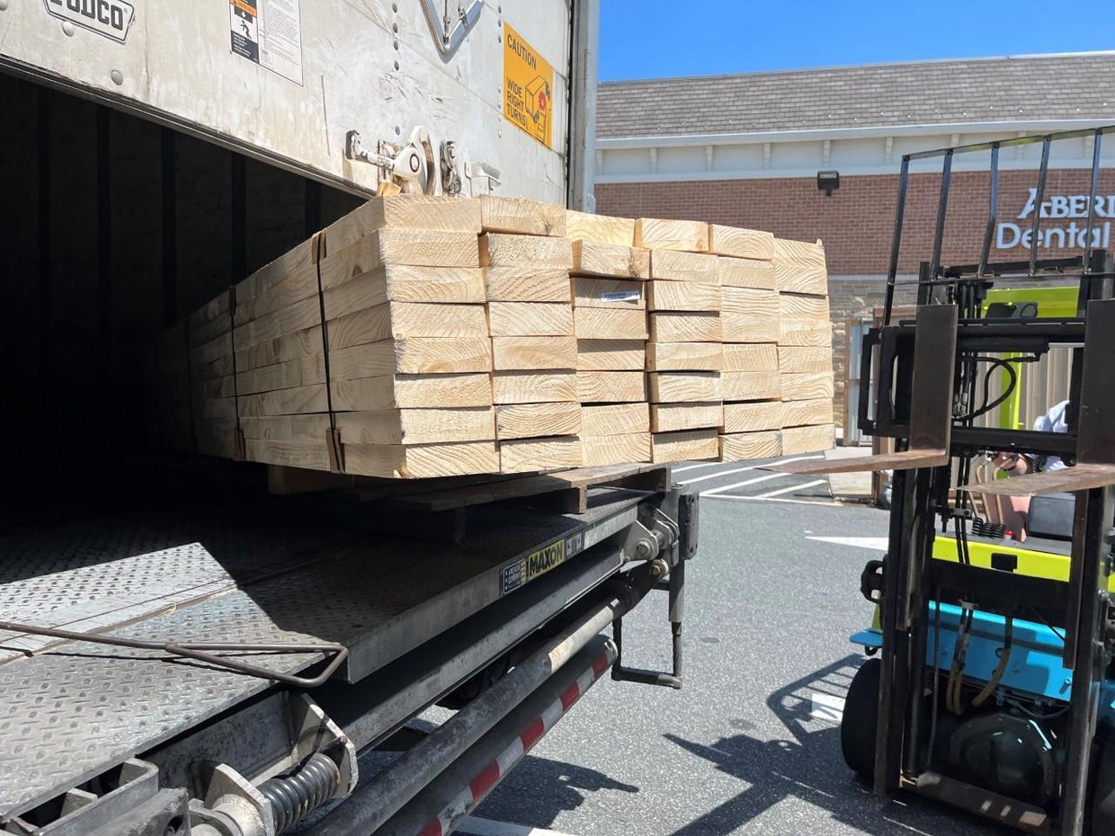 Lumber milled from 2021 Rockefeller Christmas tree donated for Habitat homes in Maryland - CBS ...