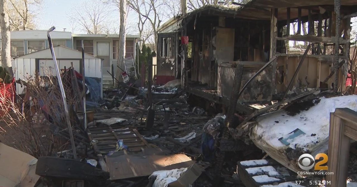 Community rallies around L.I. woman who lost home to fire - CBS New York
