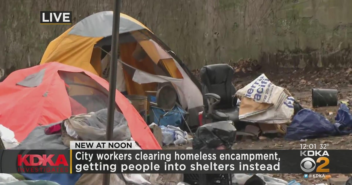 City workers begin clearing out homeless encampment on North Side - CBS ...