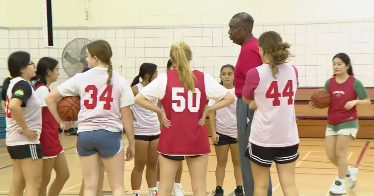 Larry Farmer coaches girls' basketball in Lake Forest - CBS Chicago