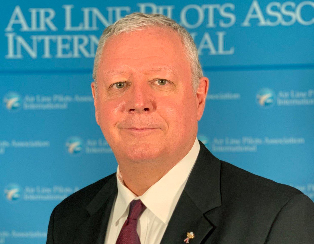 Neil Swindells, new head of United Airlines pilot union, apologizes for ...