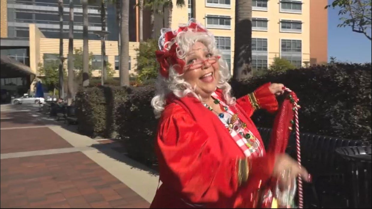 The 70-year-old retired teacher that turns into Mrs. Claus every ...