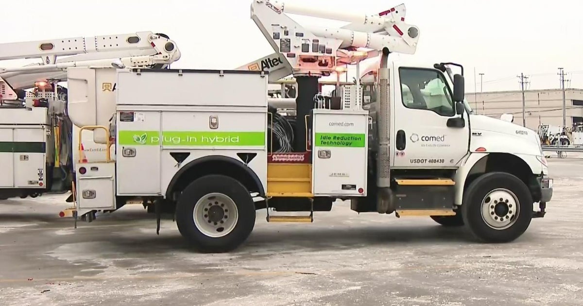 ComEd crew preparing for strong winds, possible power outages - CBS Chicago