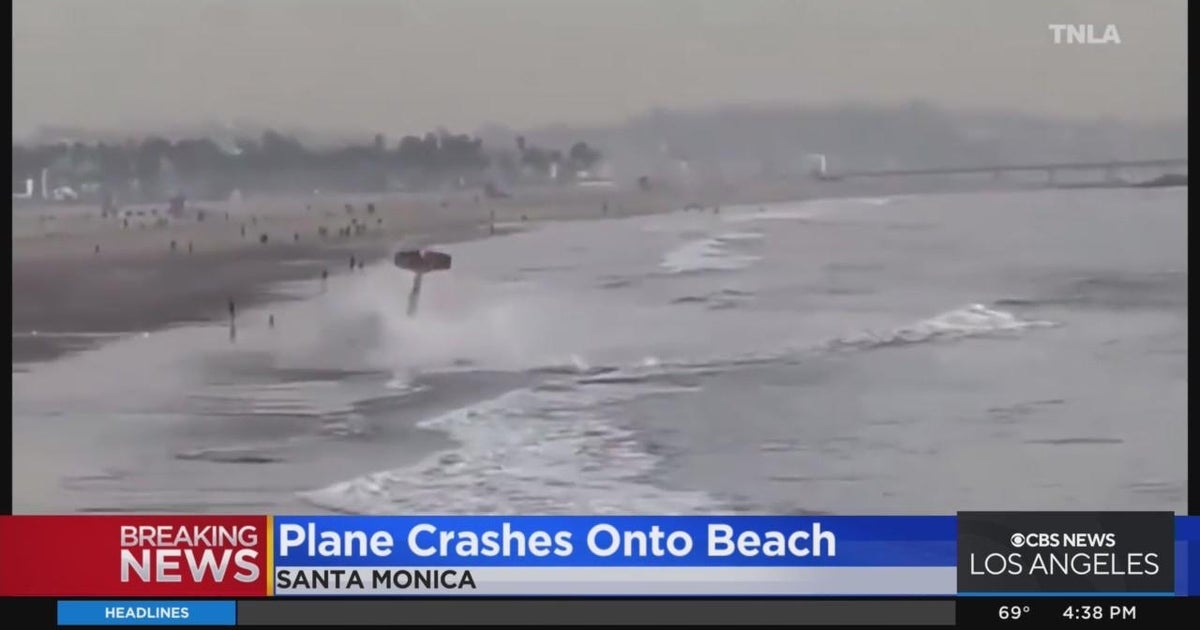 Video captures small plane crashing onto beach in Santa Monica - CBS ...