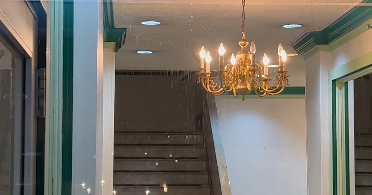 Burst pipe floods historic building downtown - CBS Chicago