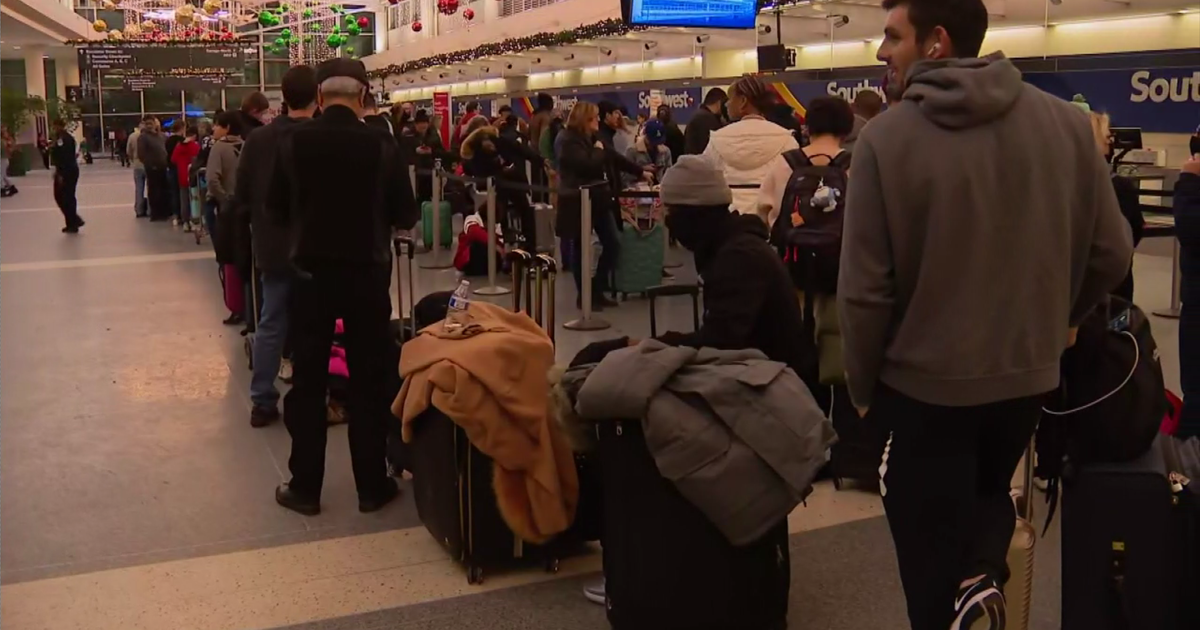 Air travelers stranded in Chicago due to weather - CBS Chicago