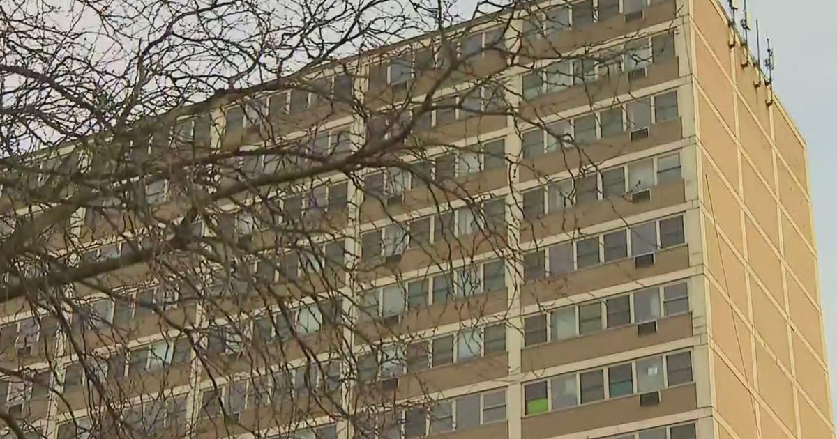 Residents in CHA senor high-rise have little to no heat - CBS Chicago