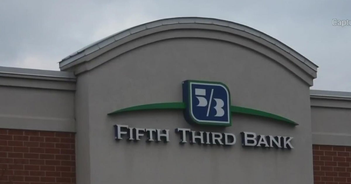 FBI responds to bank robbery at Fifth Third in Des Plaines - CBS Chicago