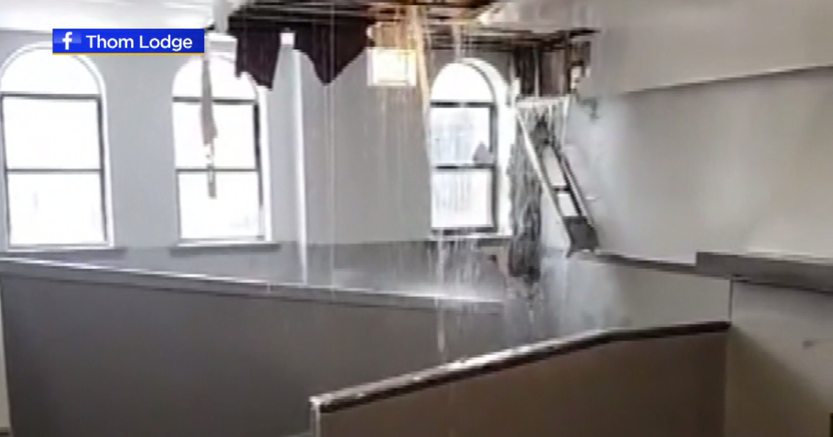 No running water for Kenwood building after pipe bursts - CBS Chicago