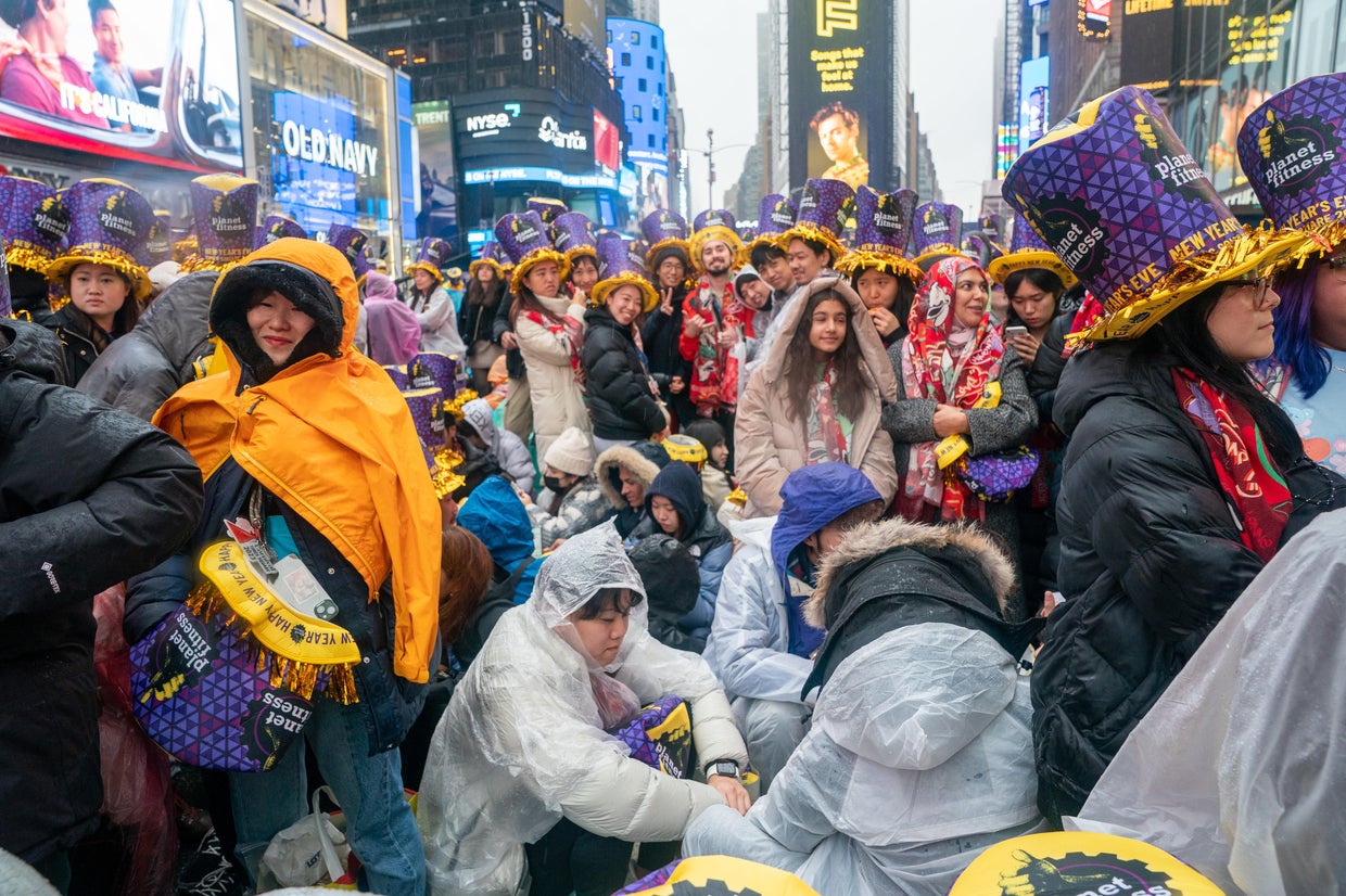 Thousands brave the rain to ring in 2023 in Times Square