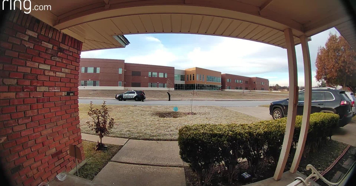 Doorbell Video Shows Murder Suspect Surrendering To Police Cbs Texas