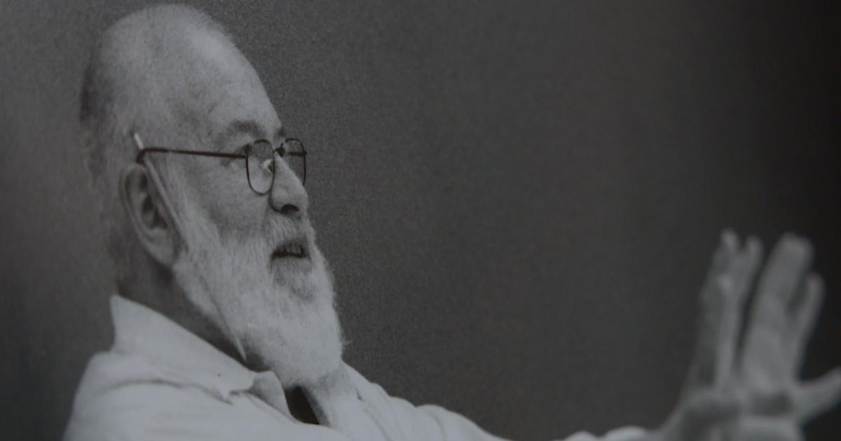 Remembering Chicago theatre giant Frank Galati - CBS Chicago