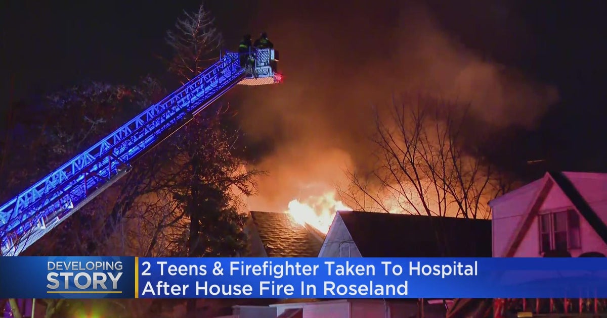 2 teens, firefighter injured in Roseland fire - CBS Chicago